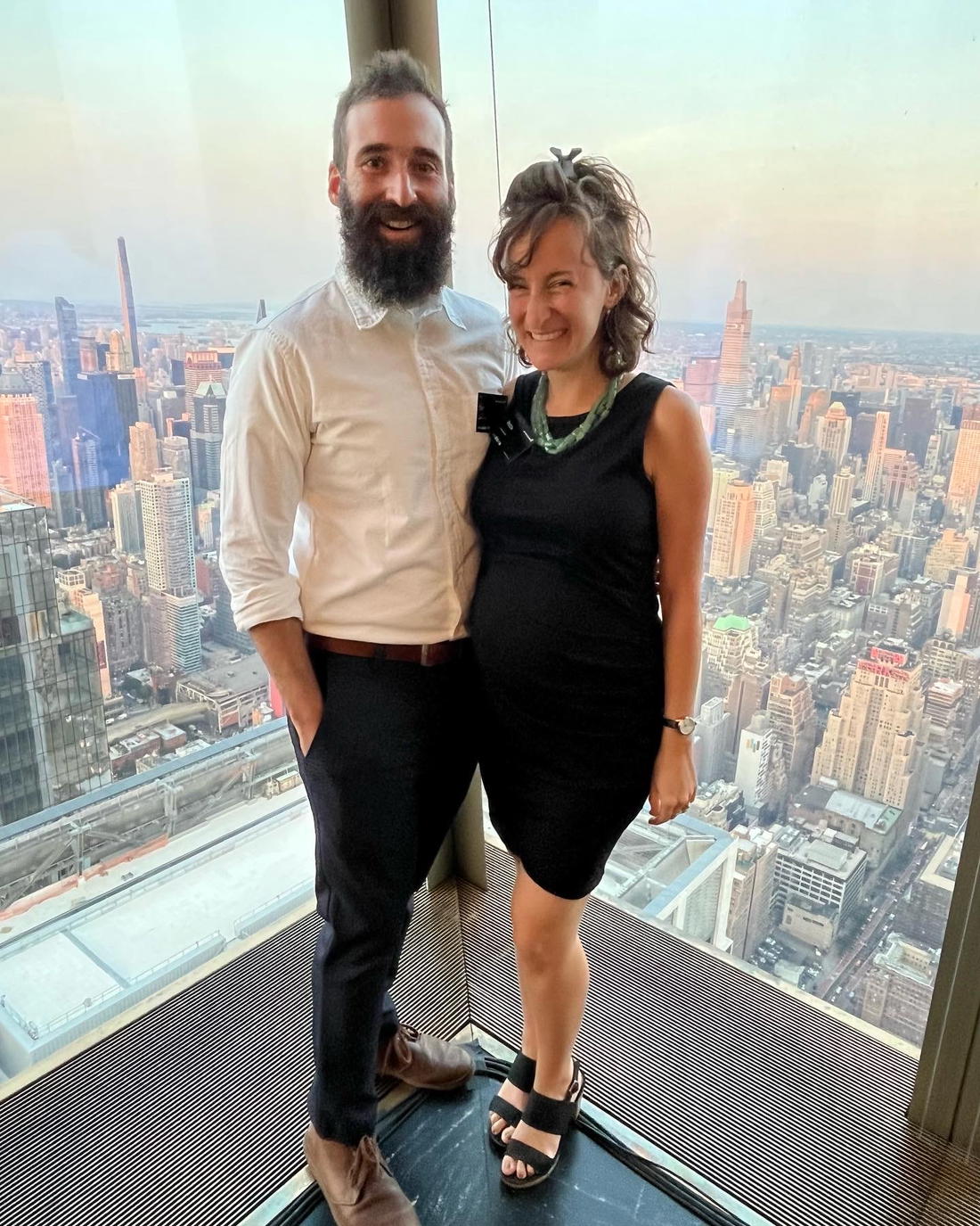 How to Hide Your Baby Bump as Long as Possible (With Example Photos)