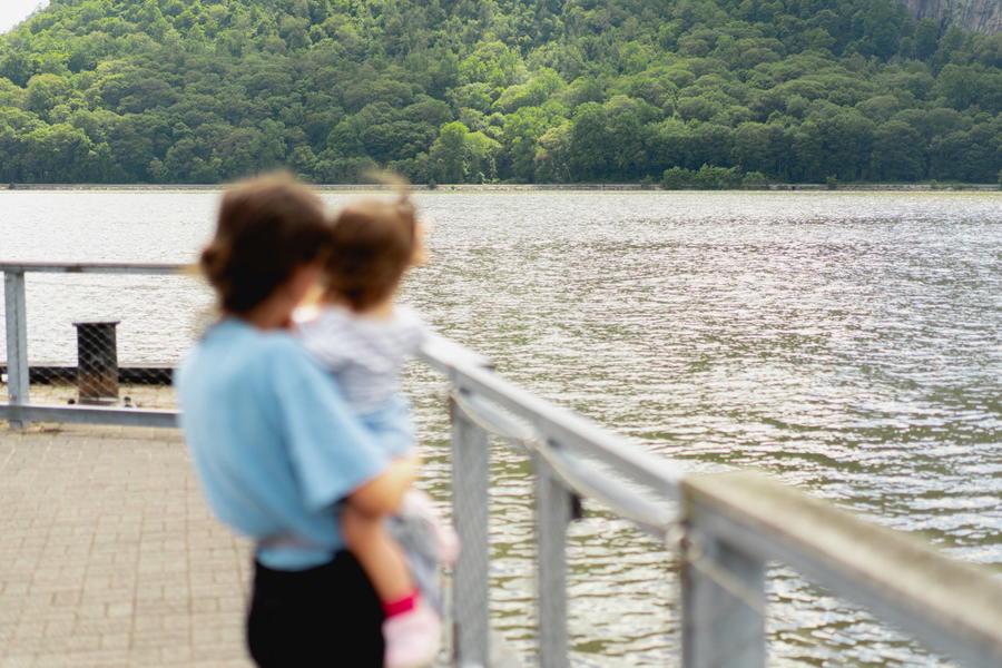 How We’re Raising a Screen-free Toddler (What to Do Instead of Screen Time)